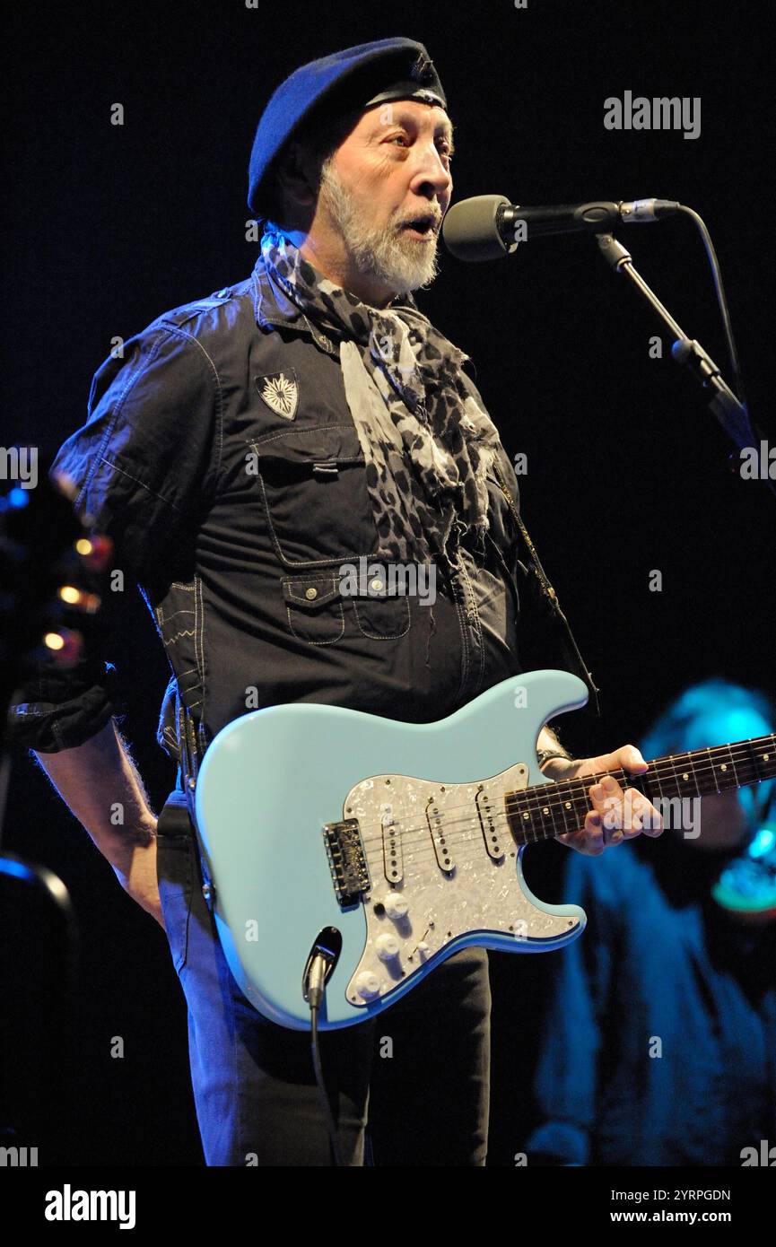 Richard Thompson and his band in concert at Warwick Arts Centre 29 ...