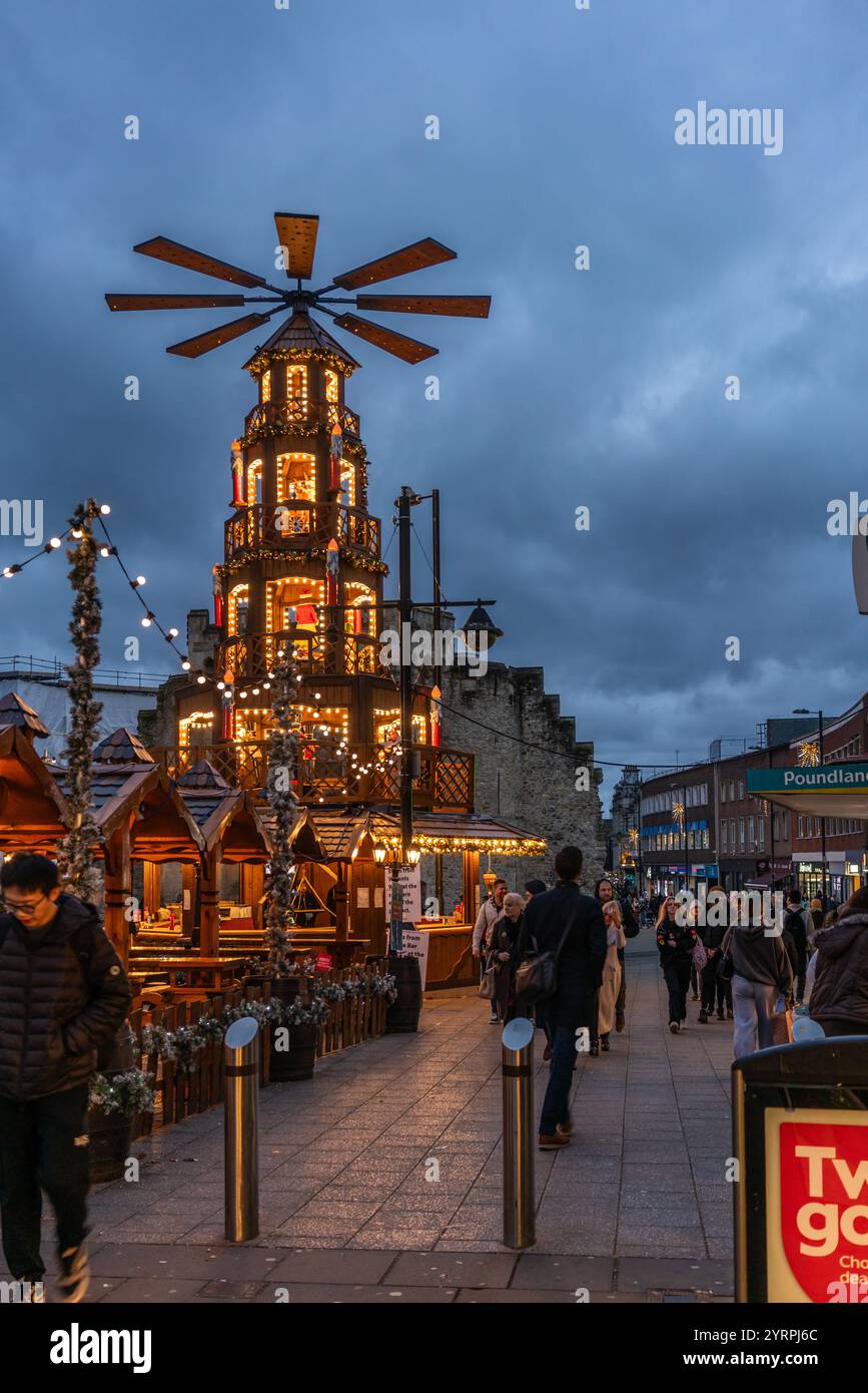 Southampton, UK. 4th December 2024. People walking along Southampton ...