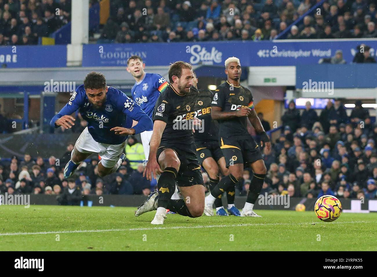 Dominic Calvert-Lewin of Everton (l) gets his head to the ball and ...
