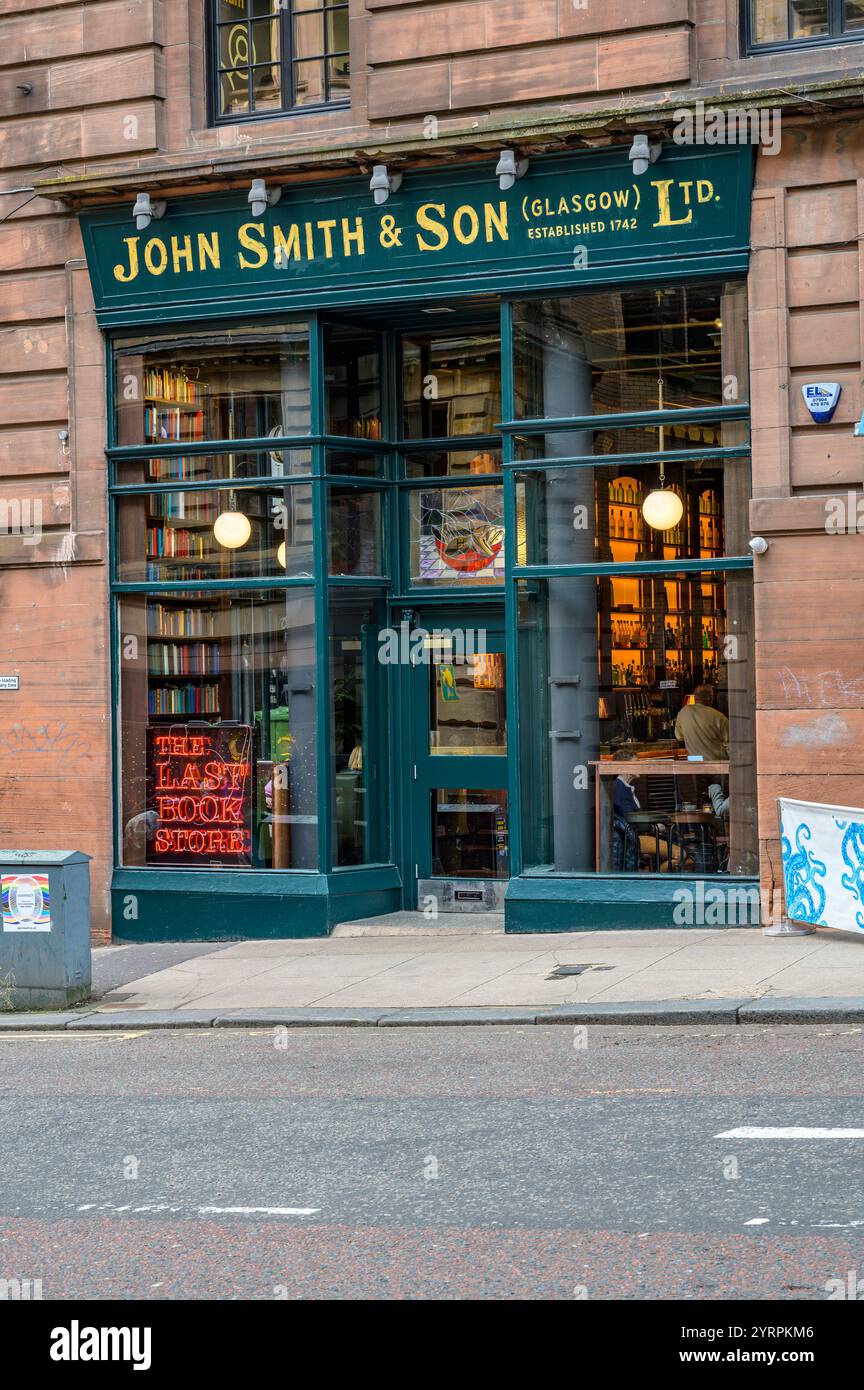Bookshop themed bar hi-res stock photography and images - Alamy