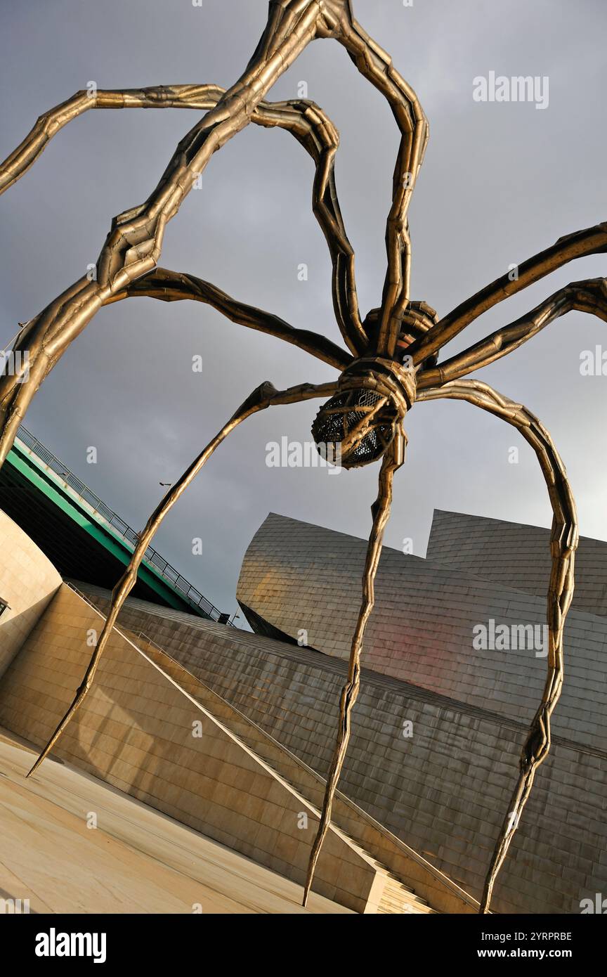 "Maman" sculpture by the French-American artist Louise Bourgeois (1911 ...