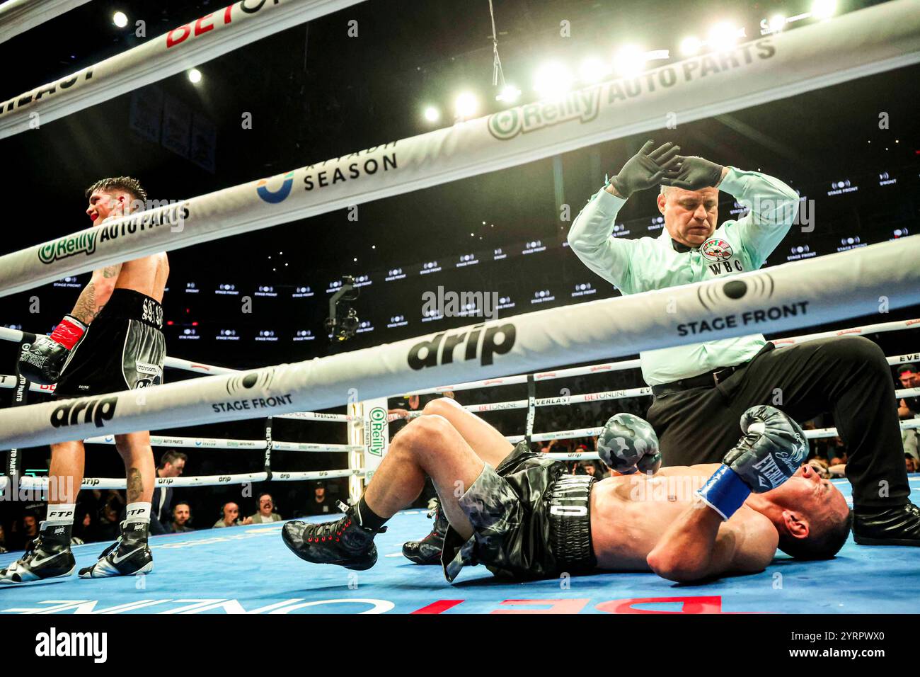PHOENIX, ARIZONA - JUNE 29: Juan Francisco El 'Gallo' Estrada Estrada ...