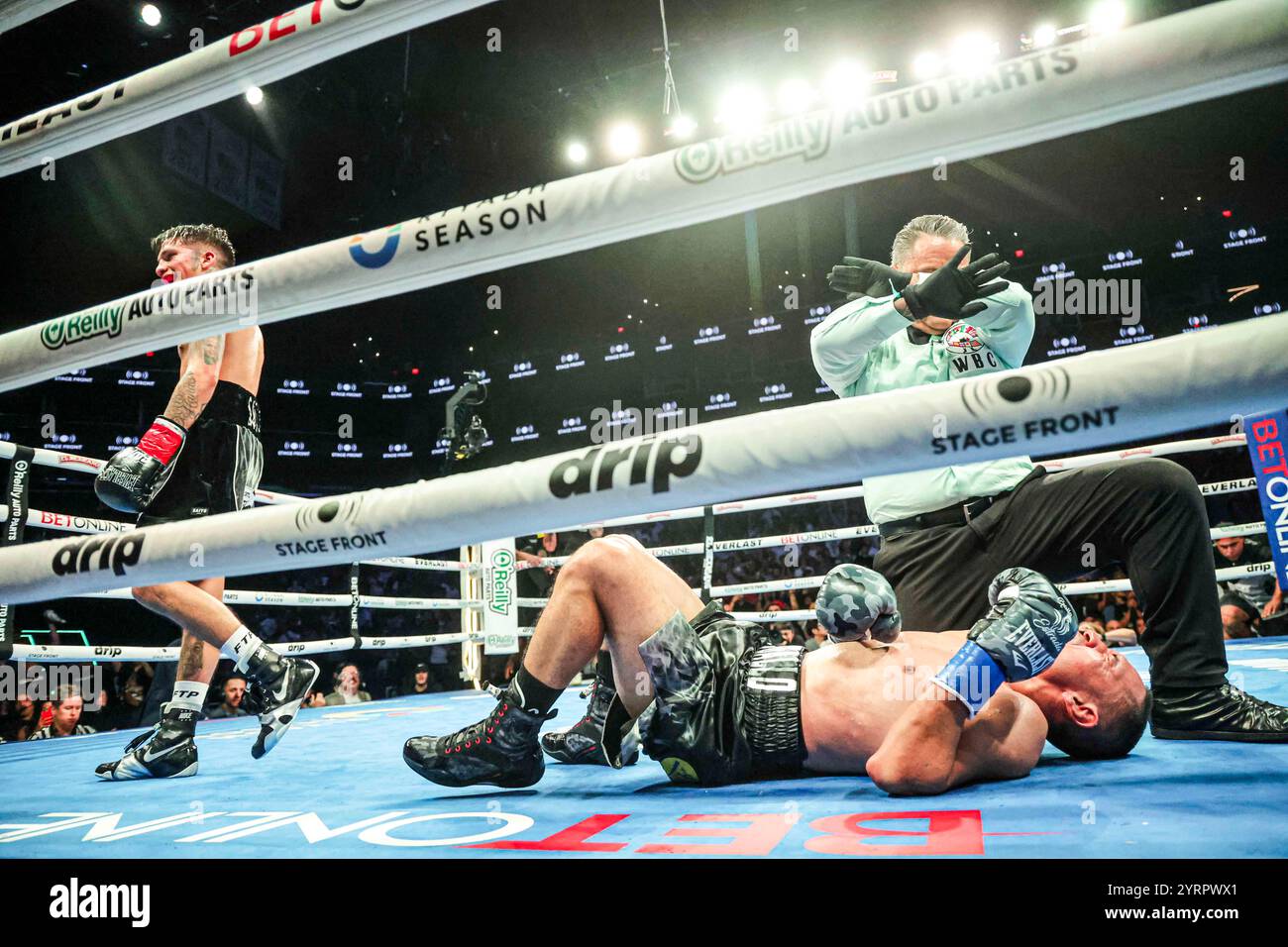 PHOENIX, ARIZONA - JUNE 29: Juan Francisco El 'Gallo' Estrada Estrada ...