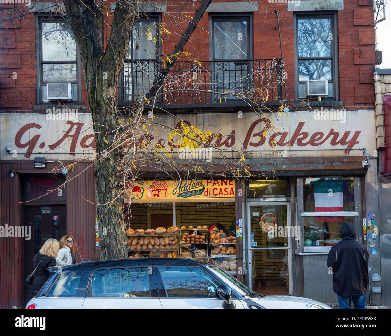 Avenue in italian city hi-res stock photography and images - Alamy