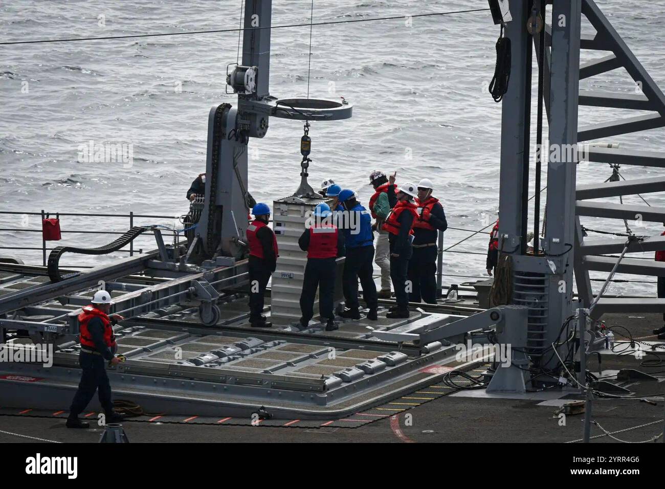 Sailors from Navy Cargo Handling Battalion One (NCHB-1) onboard USS ...