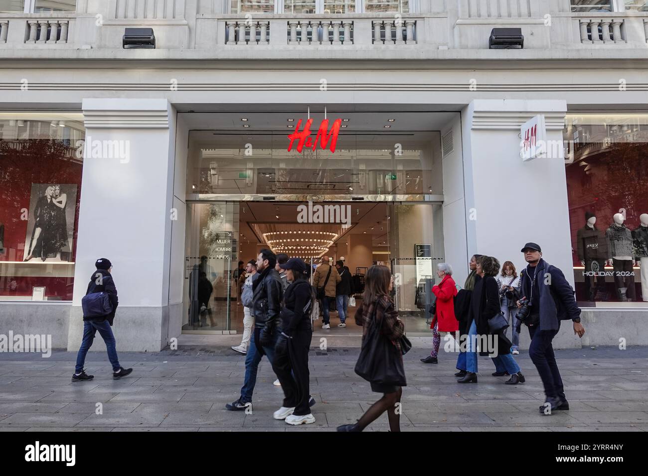 H&m storefront hi-res stock photography and images - Alamy
