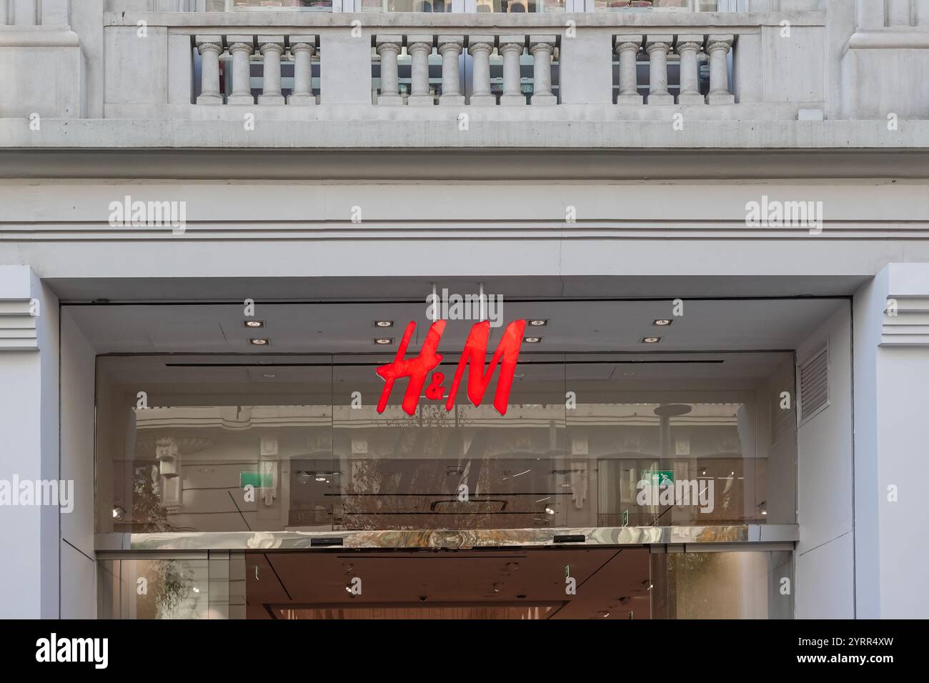 H&m storefront hi-res stock photography and images - Alamy
