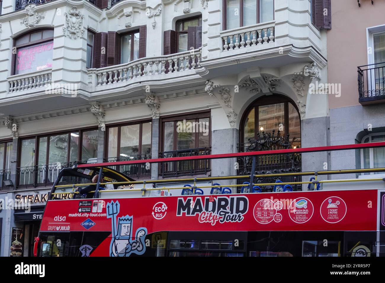 Red double decker tourist bus hi-res stock photography and images - Alamy