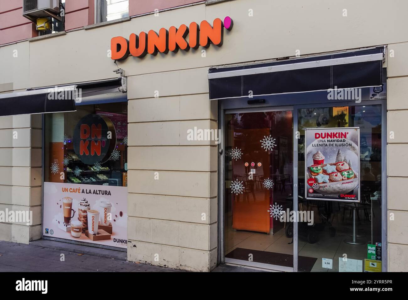 Dunkin donuts exterior hi-res stock photography and images - Alamy