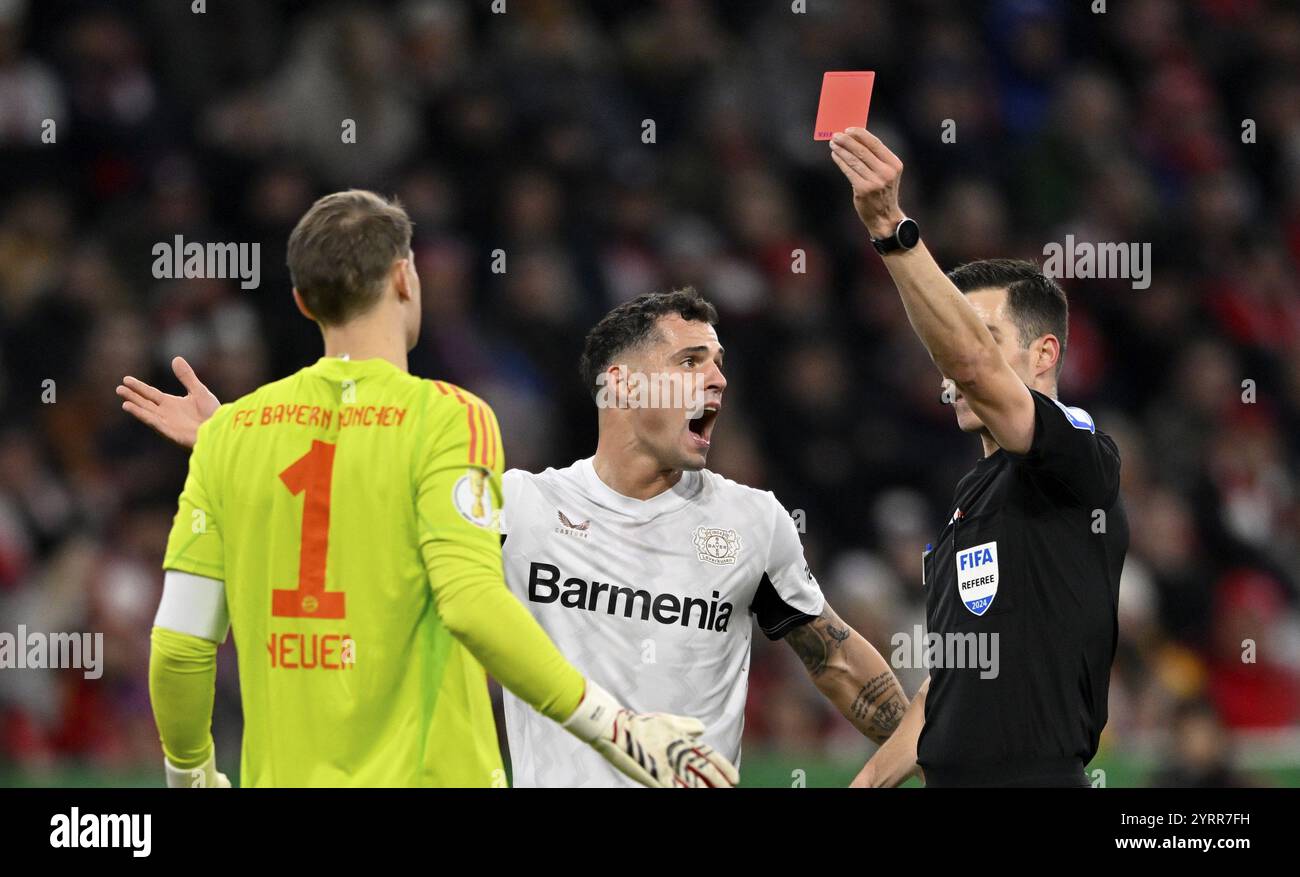 Referee Referee Harm Osmers shows goalkeeper Manuel Neuer FC Bayern ...