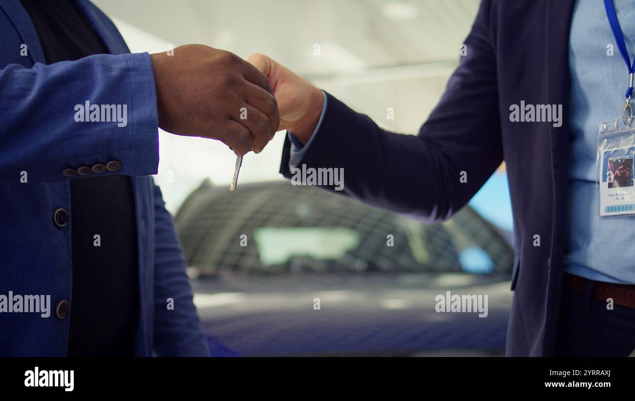 Customer signing agreement in store hi-res stock photography and images ...