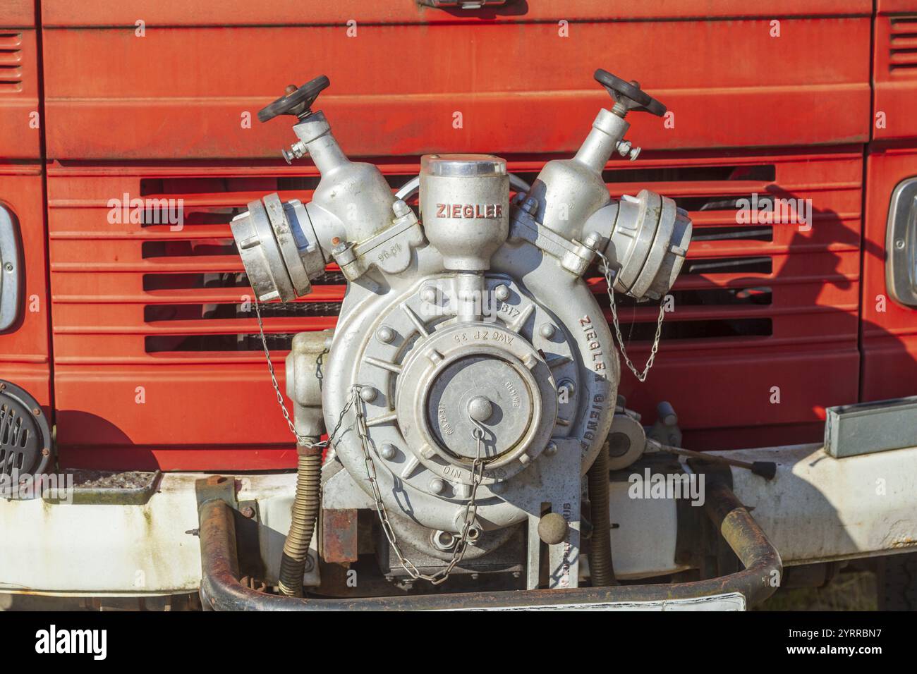 Red fire engine hi-res stock photography and images - Alamy