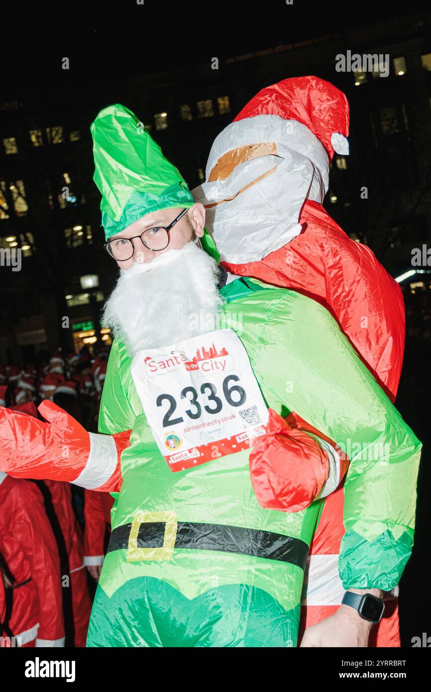 Hundreds of people dress up as Santa Claus for the Santa Run London ...