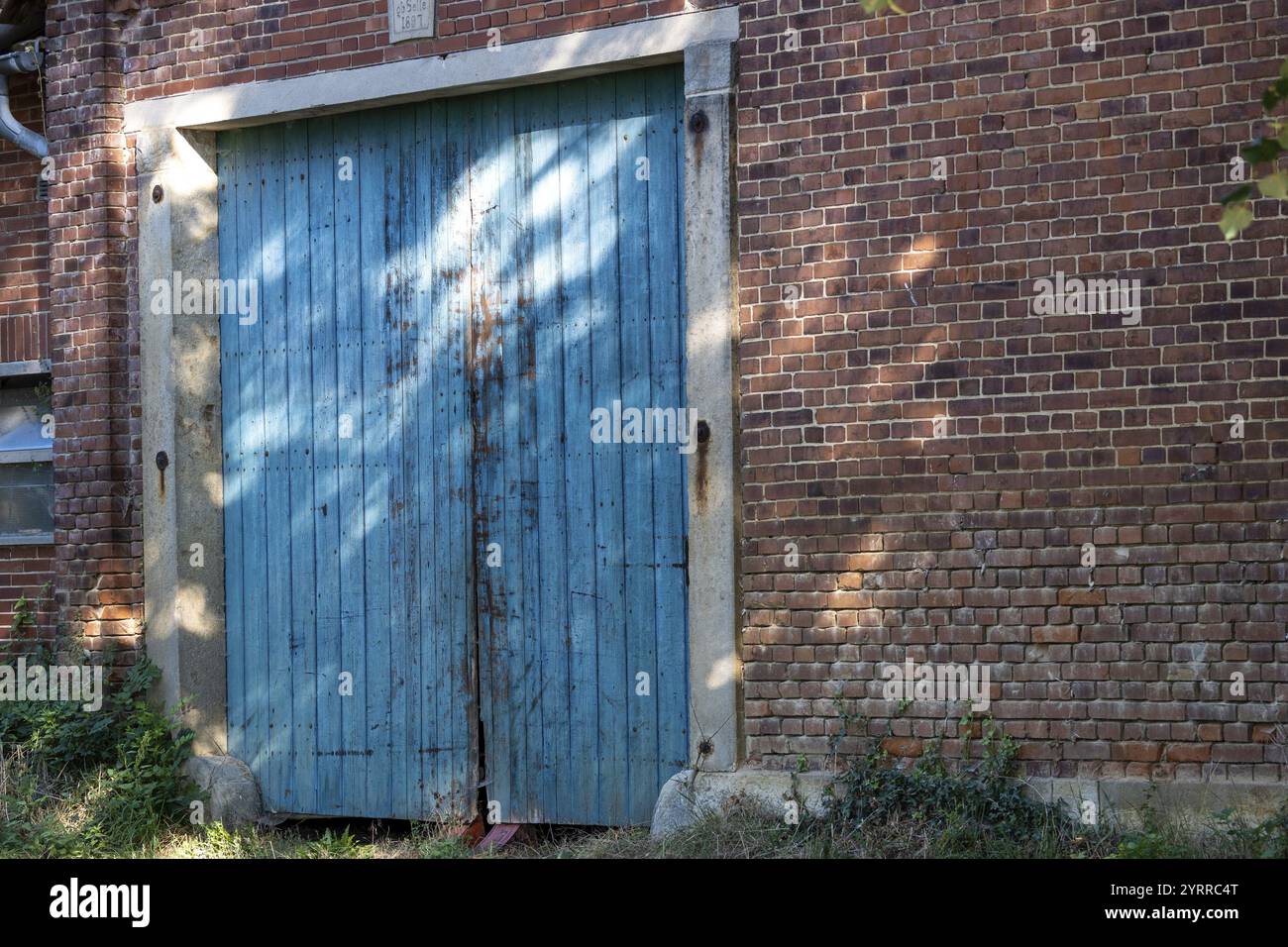 Locked metal gates hi-res stock photography and images - Alamy