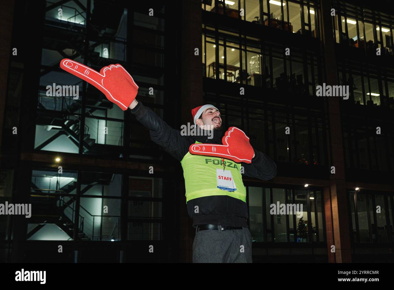 Hundreds of people dress up as Santa Claus for the Santa Run London ...