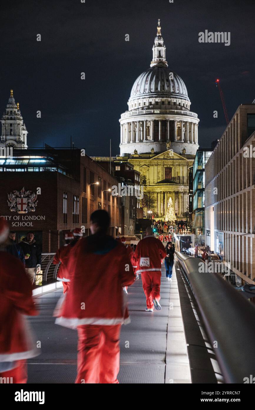 Hundreds of people dress up as Santa Claus for the Santa Run London ...