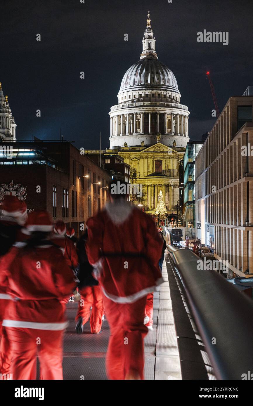 Hundreds of people dress up as Santa Claus for the Santa Run London ...