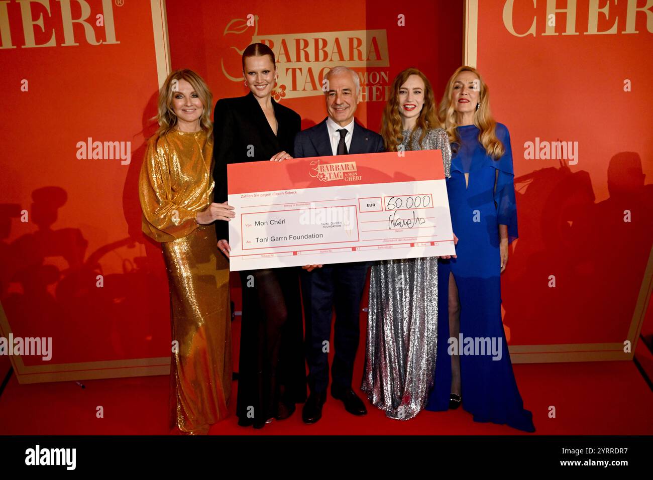 Munich, Germany. 04th Dec, 2024. Presenter Frauke Ludowig (l-r), model ...