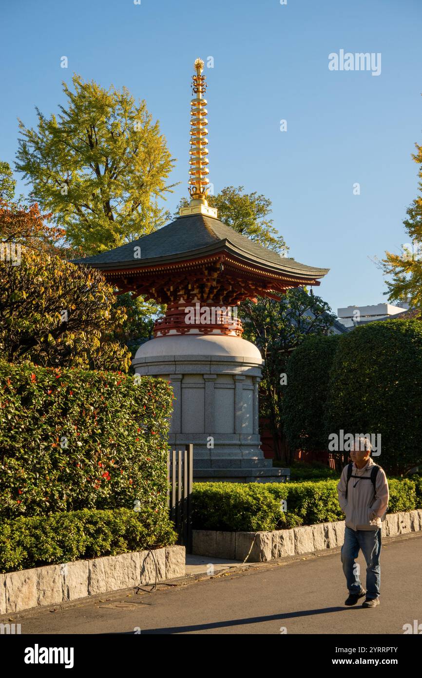 Senso ji buddhist temple complex hi-res stock photography and images ...