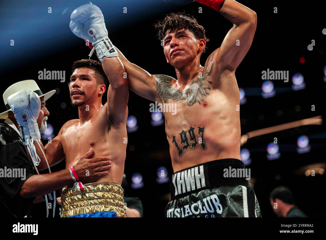 Fabián Rojo and Daniel González fight during their welterweight fight ...