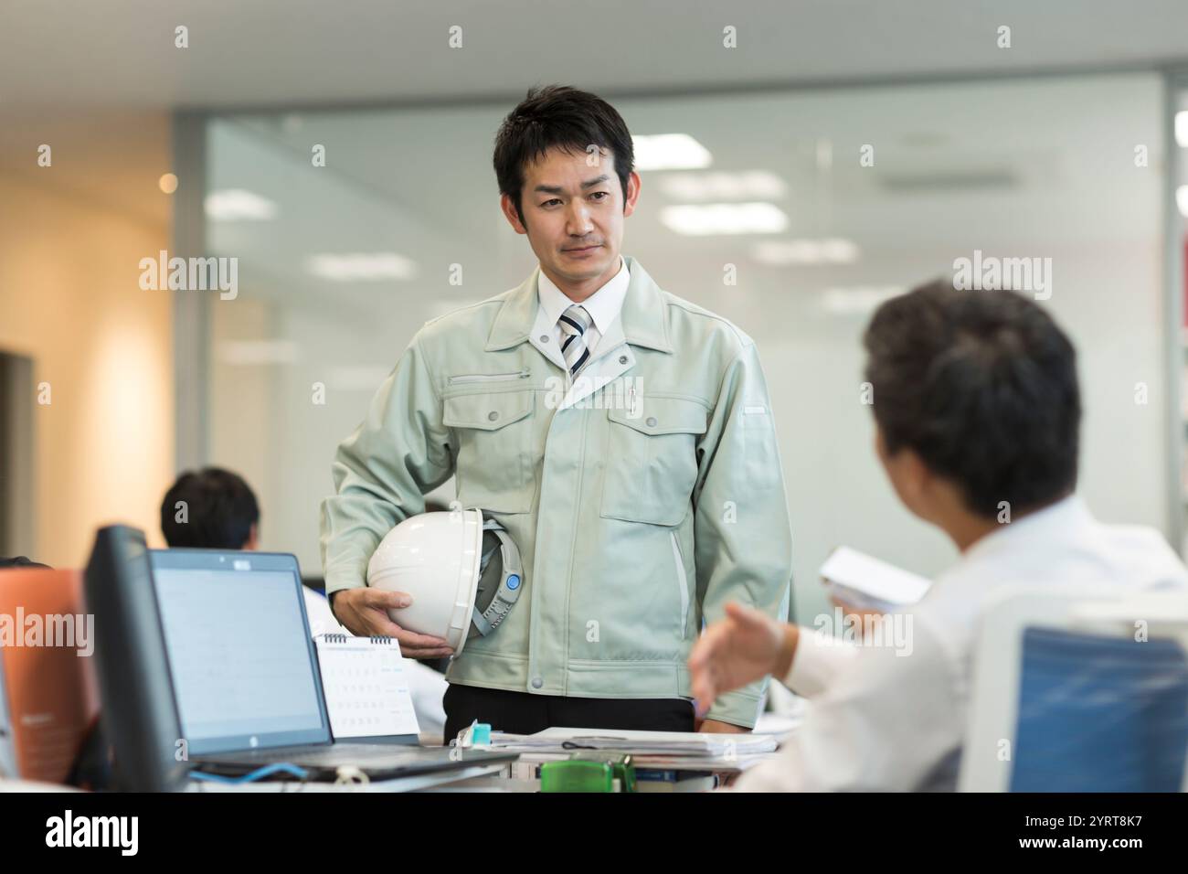 A businessman talking to his boss in the office Stock Photo - Alamy