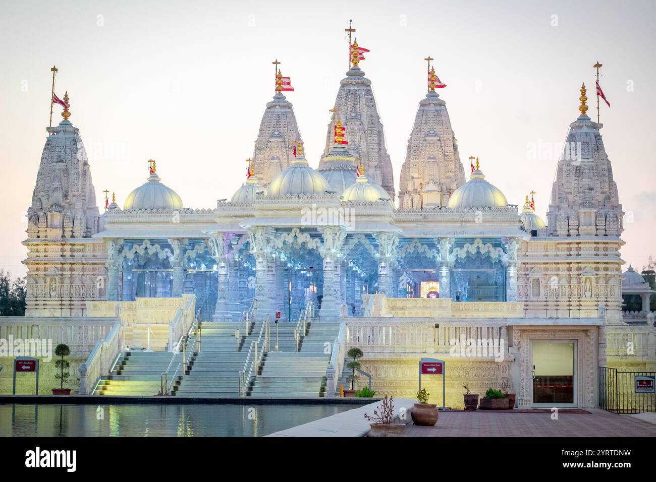 Swaminarayan temple architecture hi-res stock photography and images ...