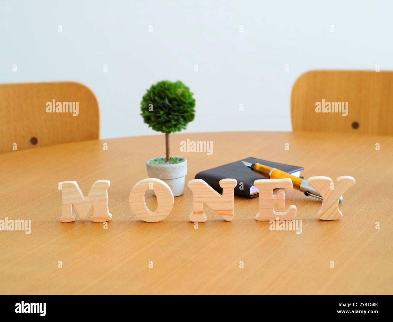 Letter block MONEY on table Stock Photo - Alamy