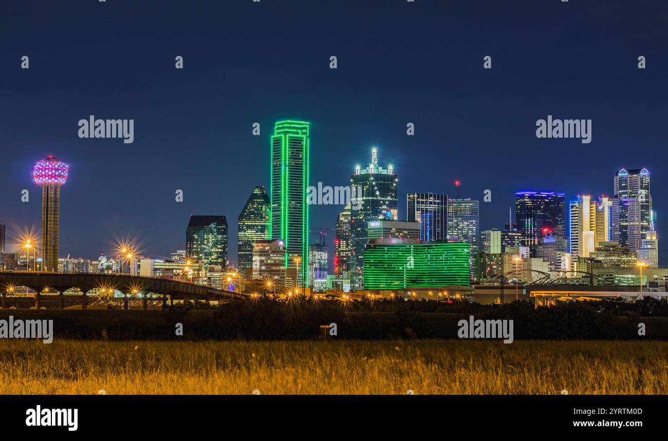Dallas city skyscrapers at night hi-res stock photography and images ...