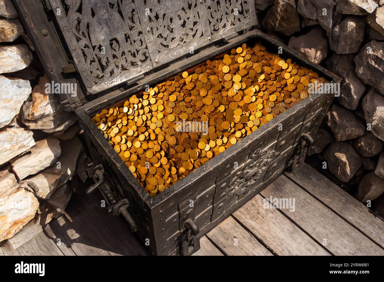 A large chest full of gold coins Stock Photo - Alamy