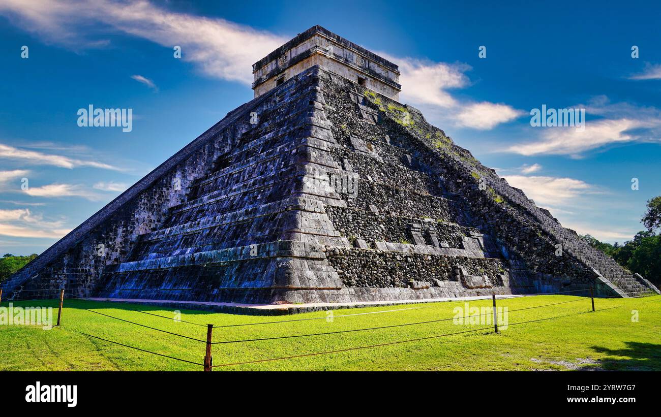 Pyramid of kukulcan el castillo hi-res stock photography and images - Alamy