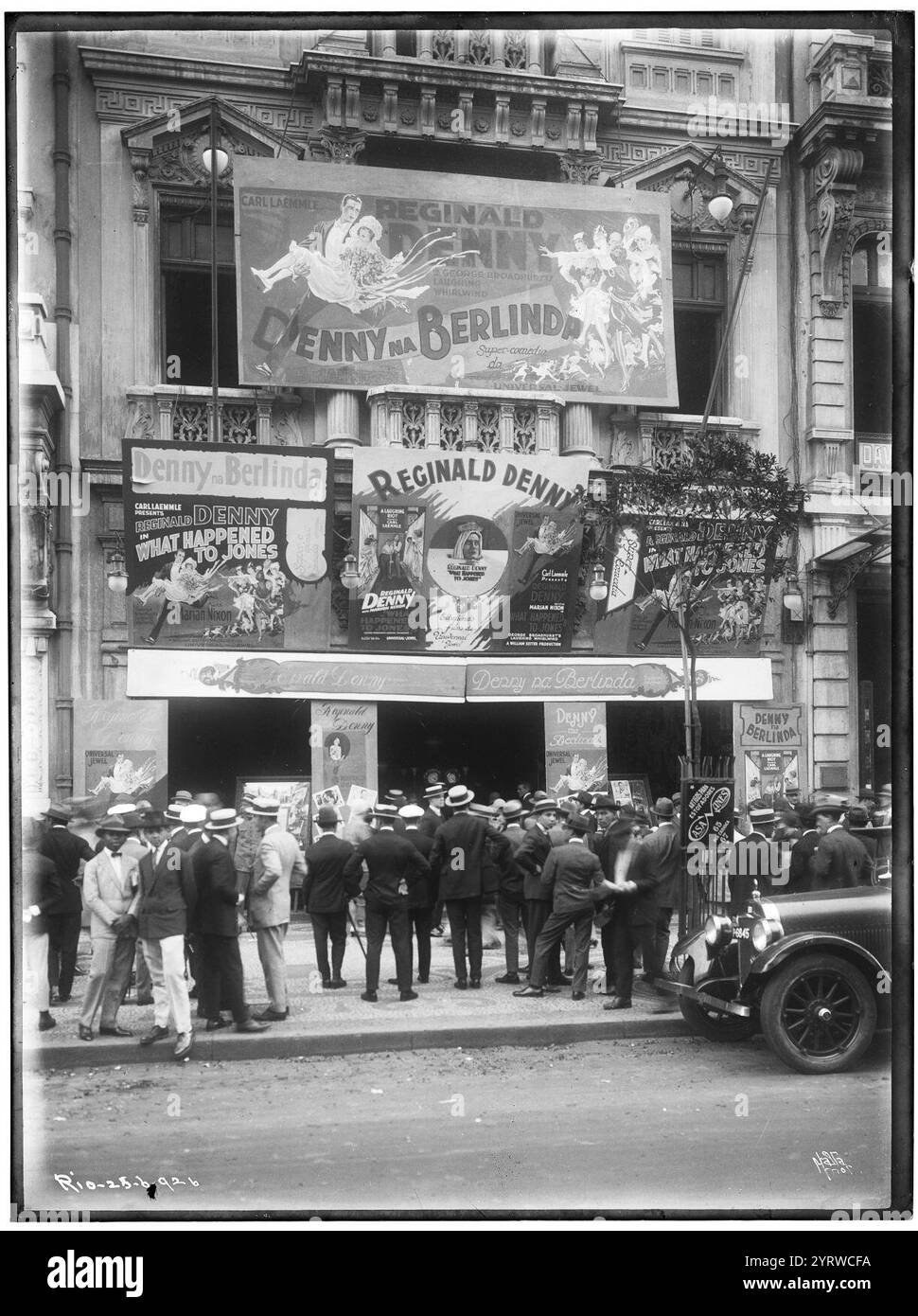 Cine pathe hi-res stock photography and images - Alamy