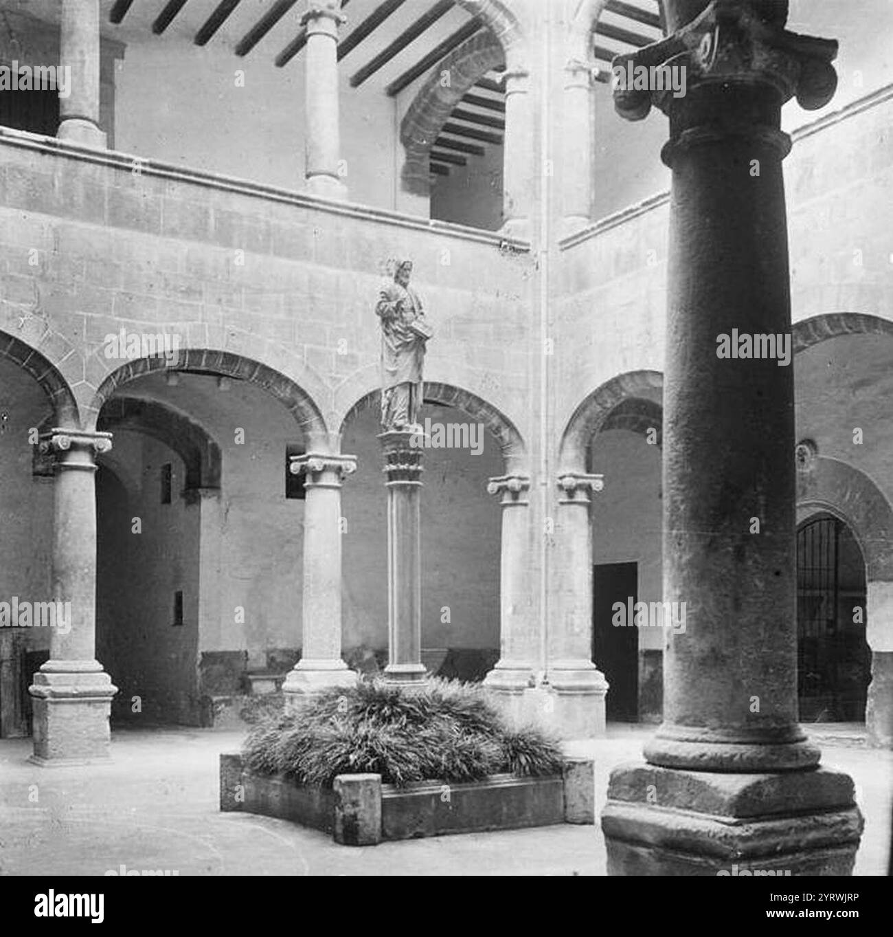 Claustre del col·legi de la Sapiència de Palma de Mallorca (cropped ...