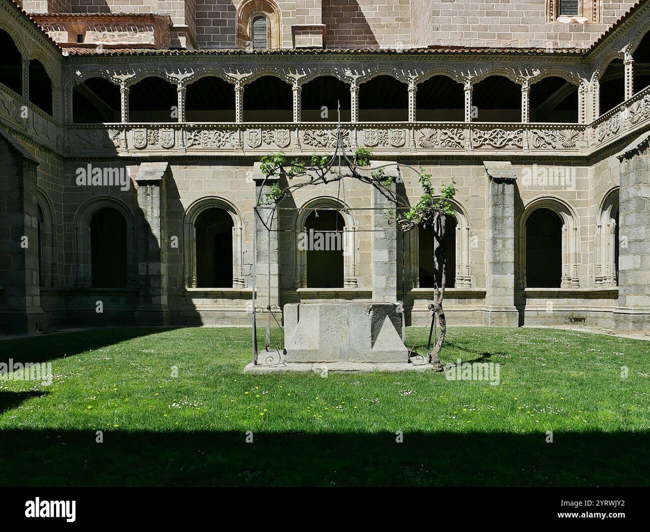 Claustro del Silencio, Real Monasterio de Santo Tomás (Ávila Stock ...