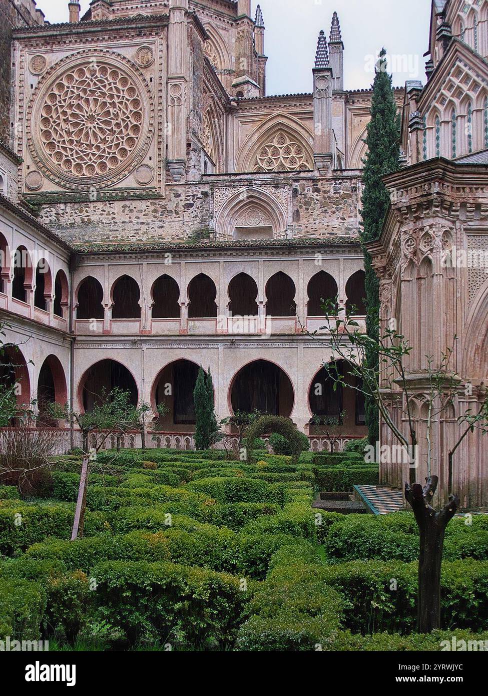 Claustro mayor del Real Monasterio de Santa María de Guadalupe Stock Photo - Alamy
