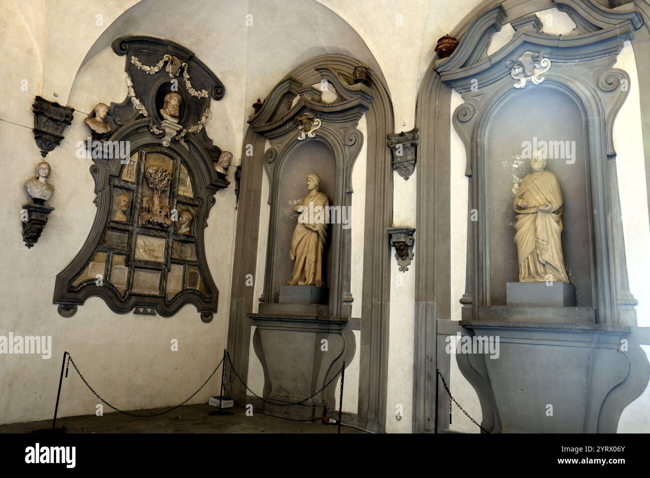 Palazzo medici riccardi cloisters crest herald florence firenze hi-res ...