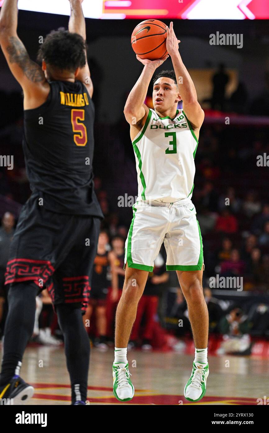 LOS ANGELES, CA - DECEMBER 04: Oregon Ducks guard Jackson Shelstad (3 ...