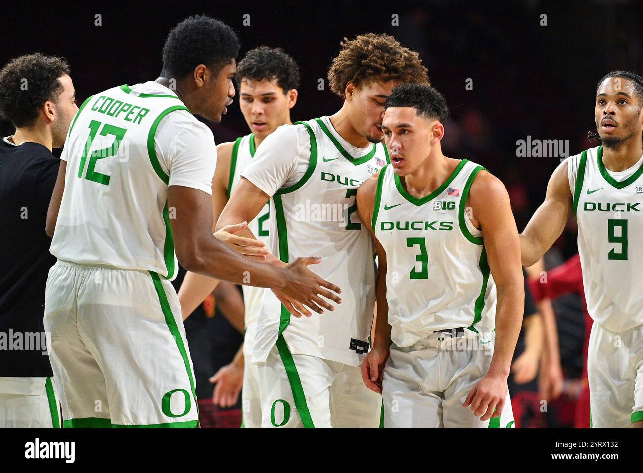 LOS ANGELES, CA - DECEMBER 04: Oregon Ducks guard Jackson Shelstad (3 ...