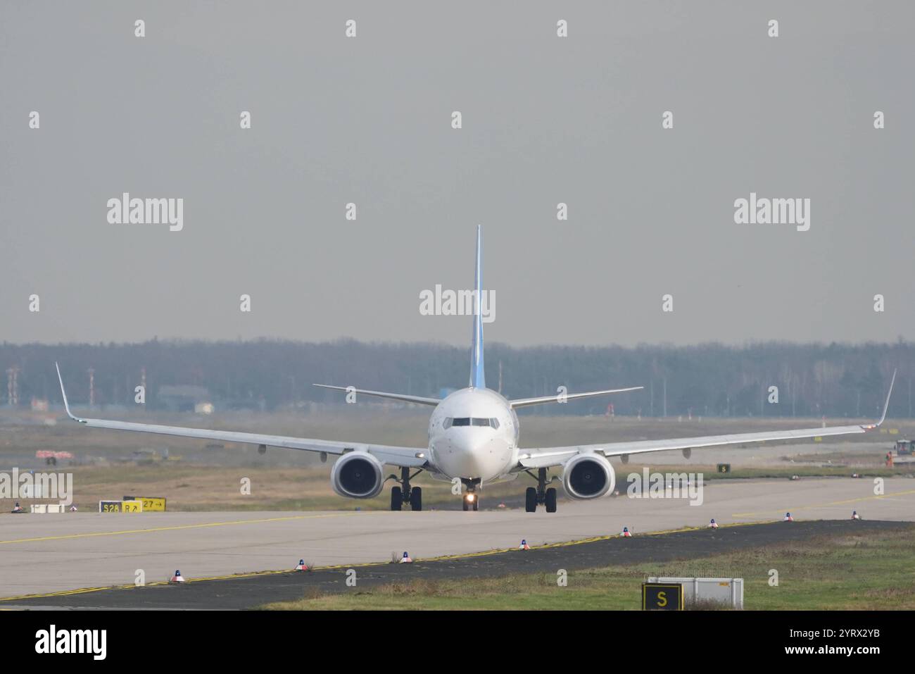 Airbus von AirEuropa Express rollt zur Startbahn West - Frankfurt 04.12 ...