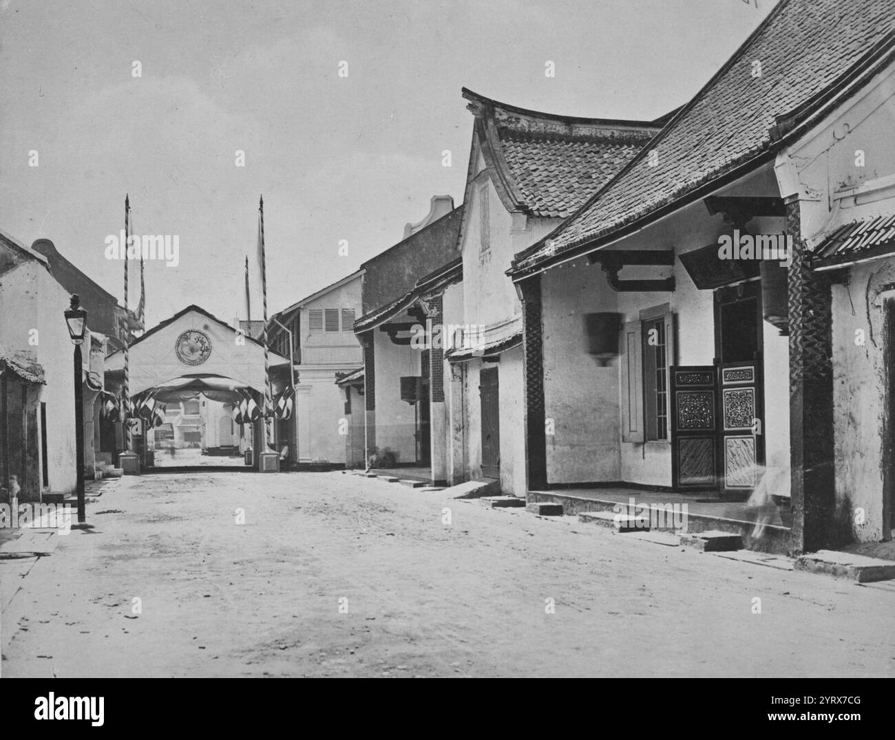 9441, Foto, 'Straatgezicht met een met Nederlandse vlaggen versierde poort in de Chinese wijk ...