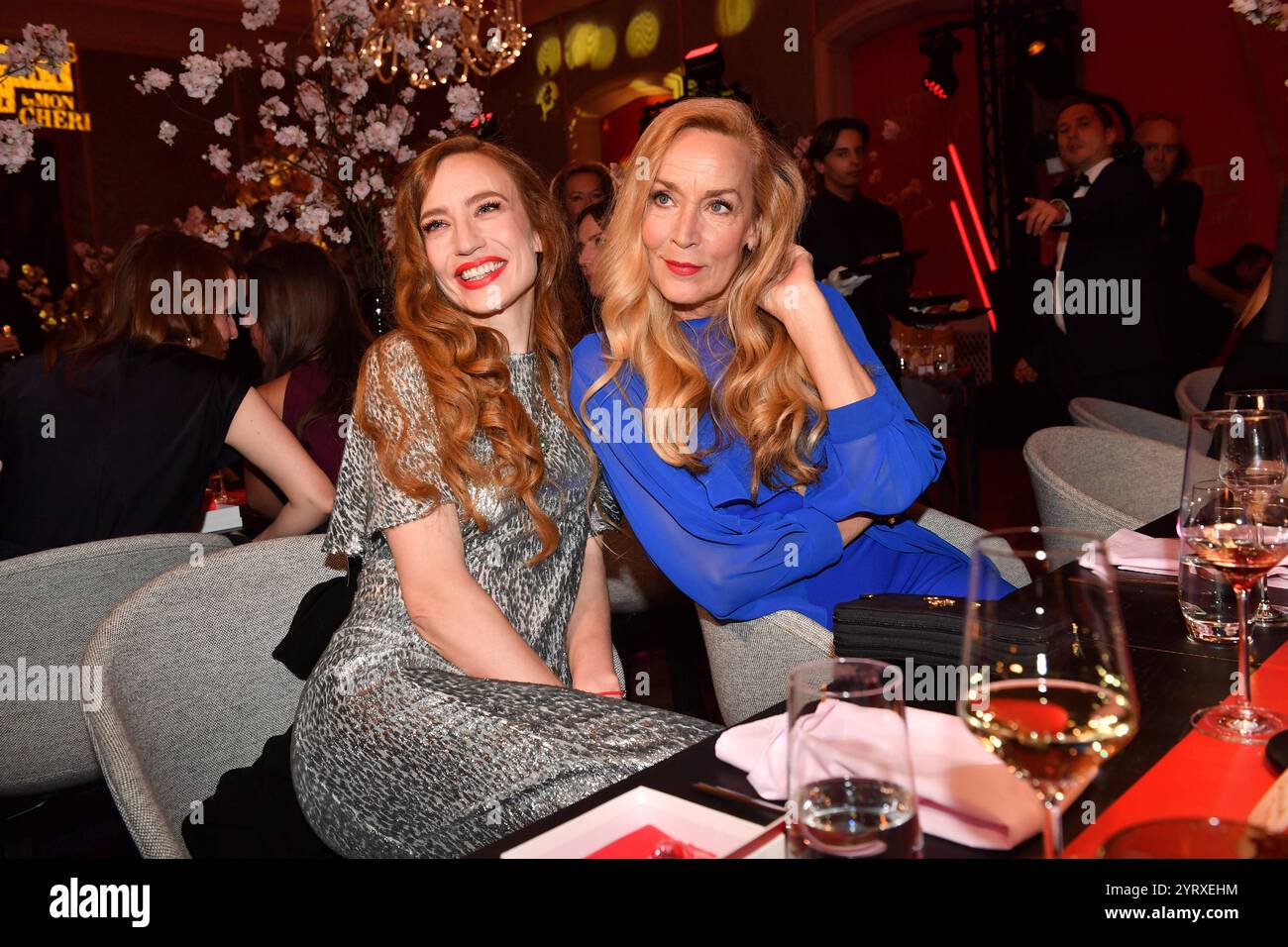 Elizabeth Jagger und Jerry Hall / Mon Cheri Barbara Tag / Charity ...