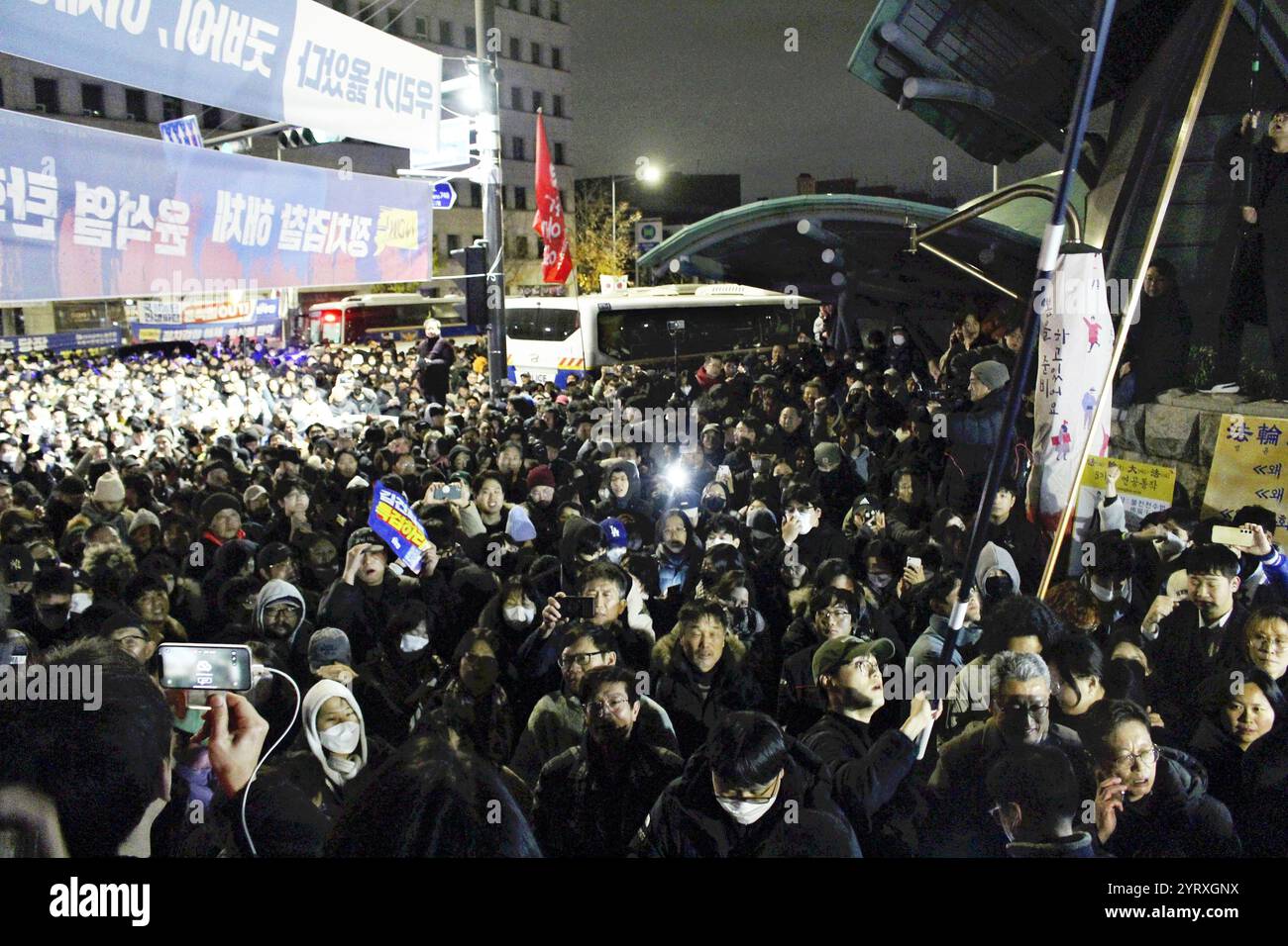 South Korean people Citizens gather in front of National Assembly of ...