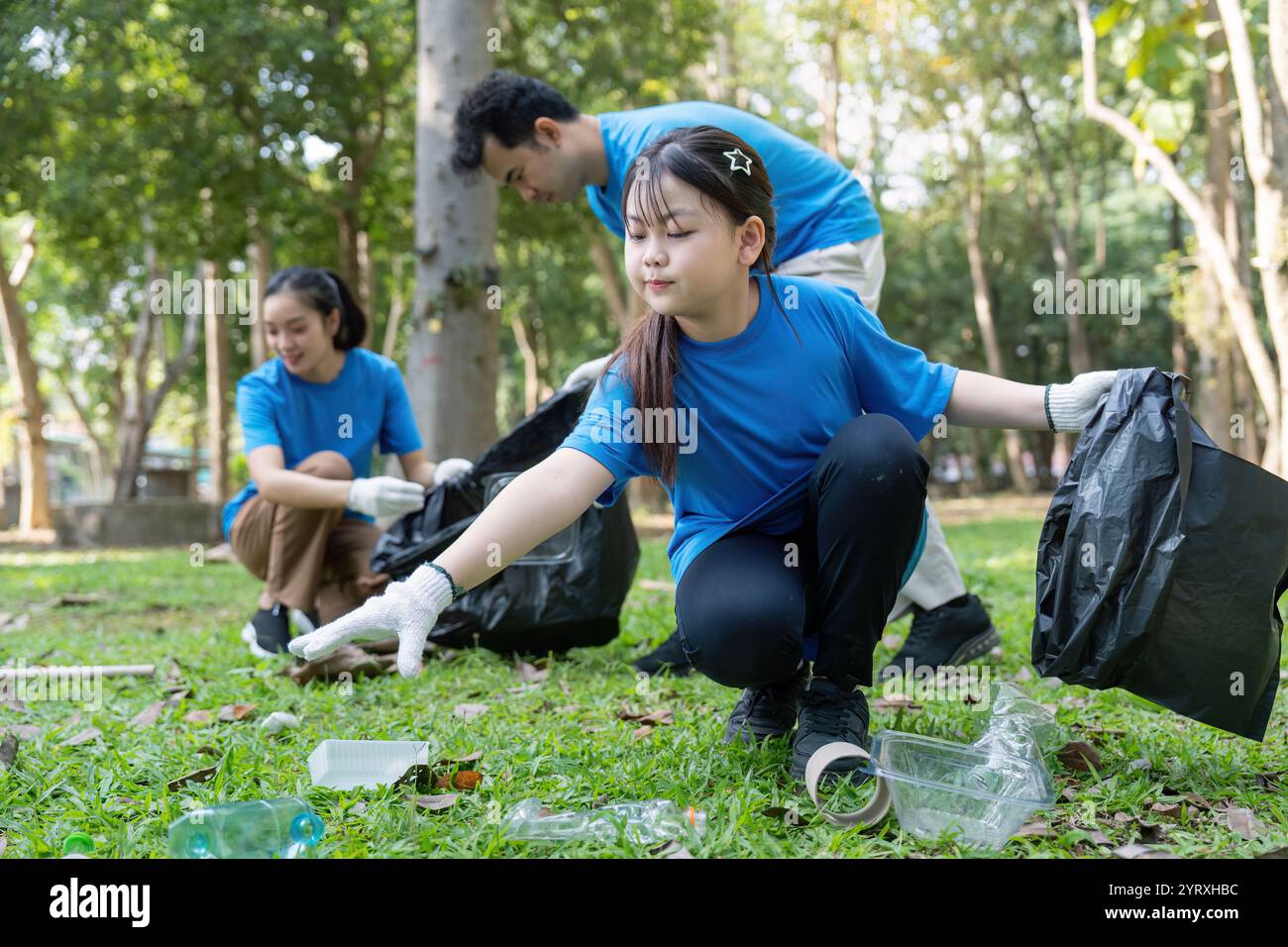 Volunteer children cleaning park hi-res stock photography and images ...