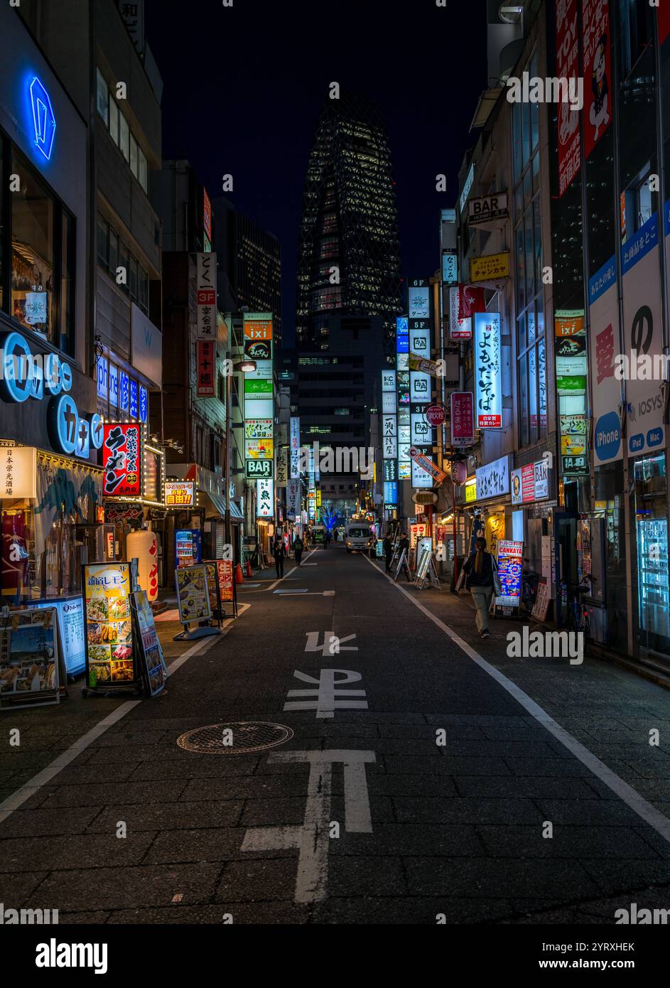 Night view kabukicho shinjuku tokyo hi-res stock photography and images ...