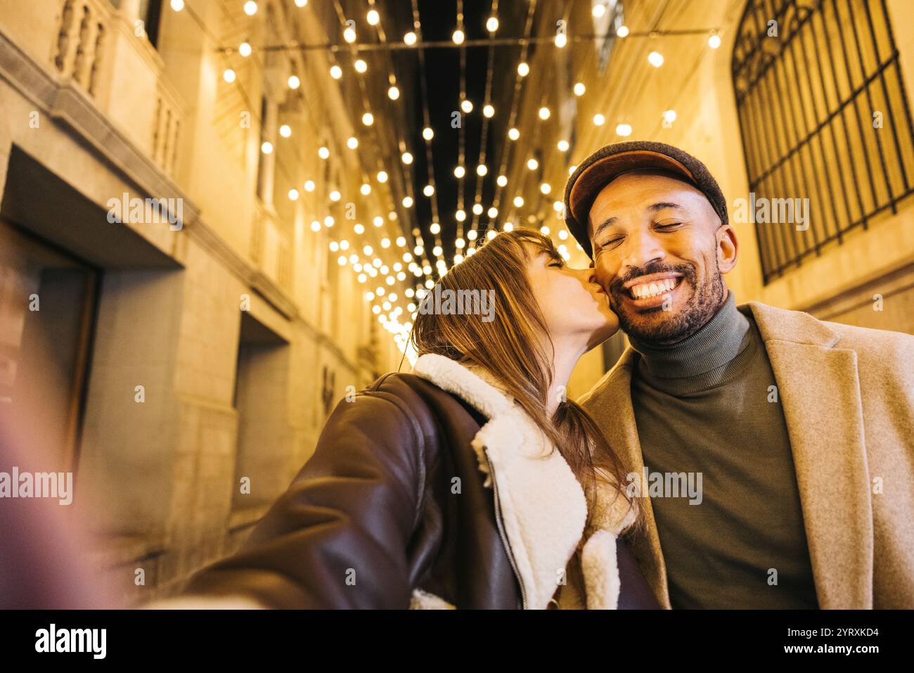 Couple kiss under lights hi-res stock photography and images - Alamy
