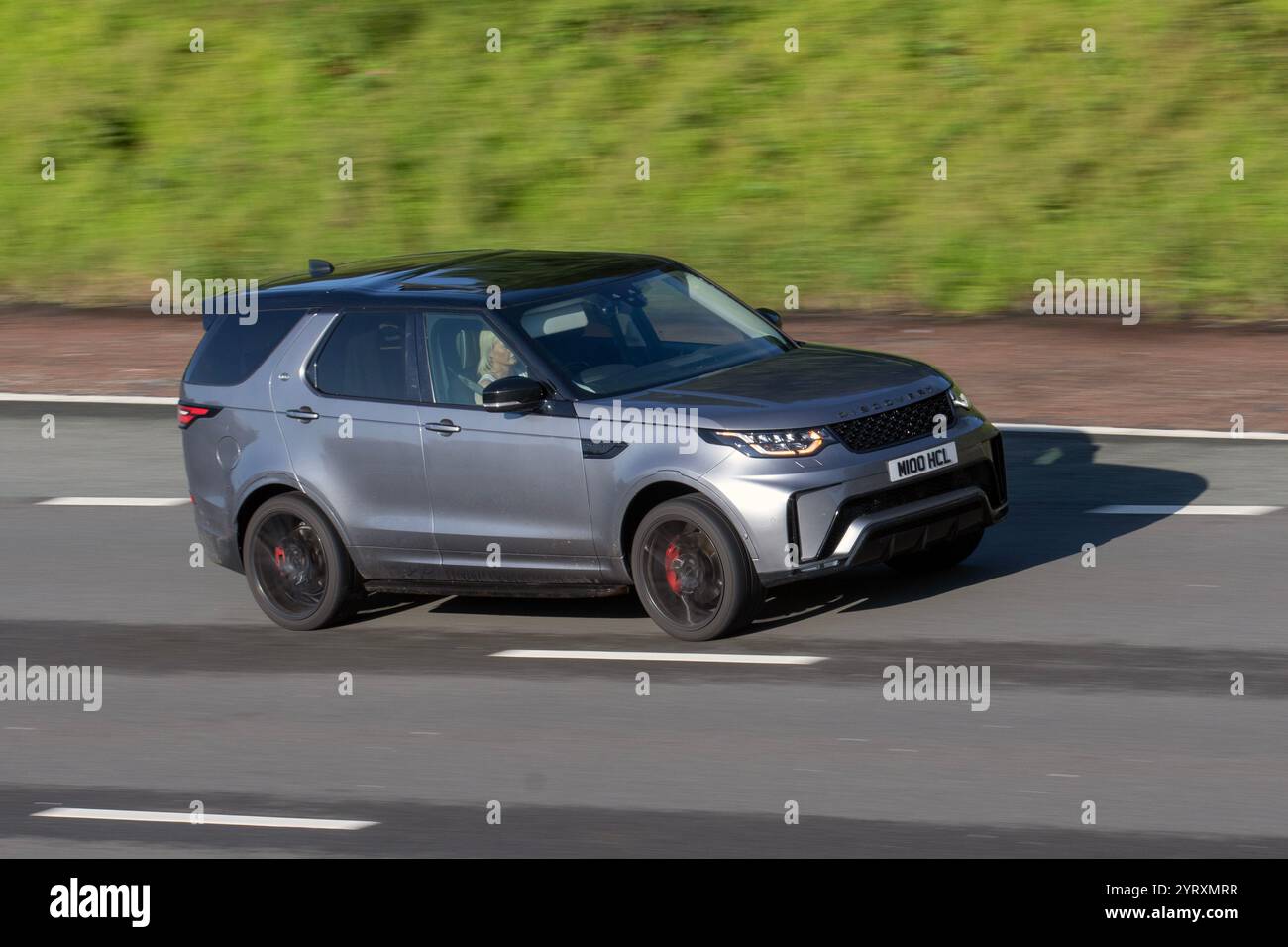 Land rover discovery hse luxury 2019 cars hi-res stock photography and ...