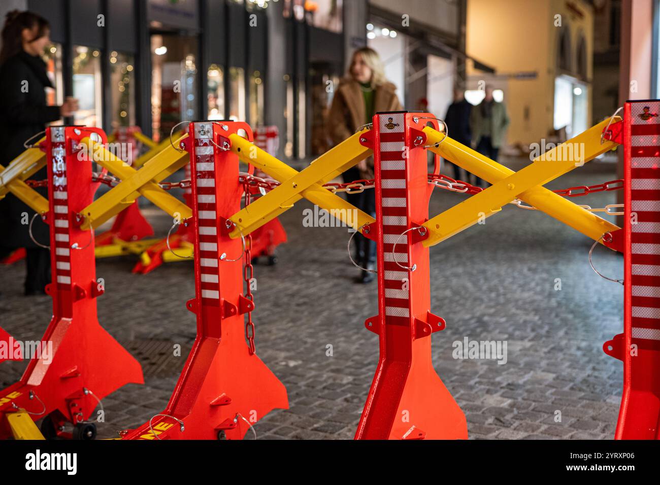 Collapsible mobile vehicle barriers hi-res stock photography and images ...