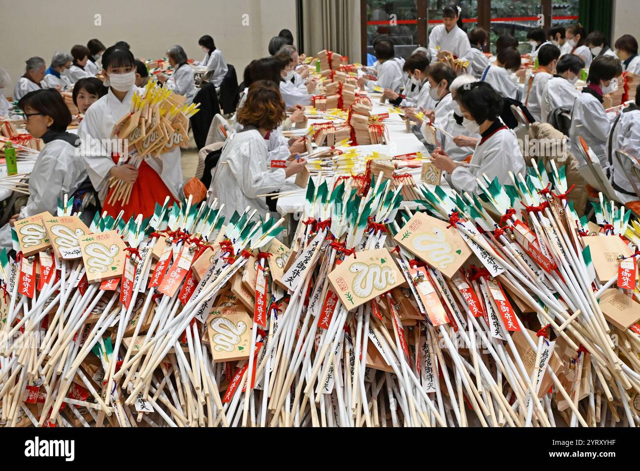 Shrine maidens and workers put the finishing touches on Hamaya for New ...