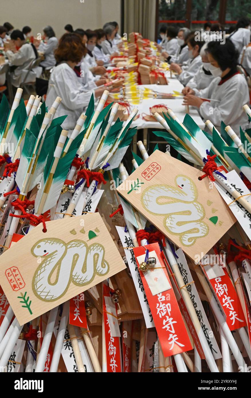 Shrine maidens and workers put the finishing touches on Hamaya for New ...
