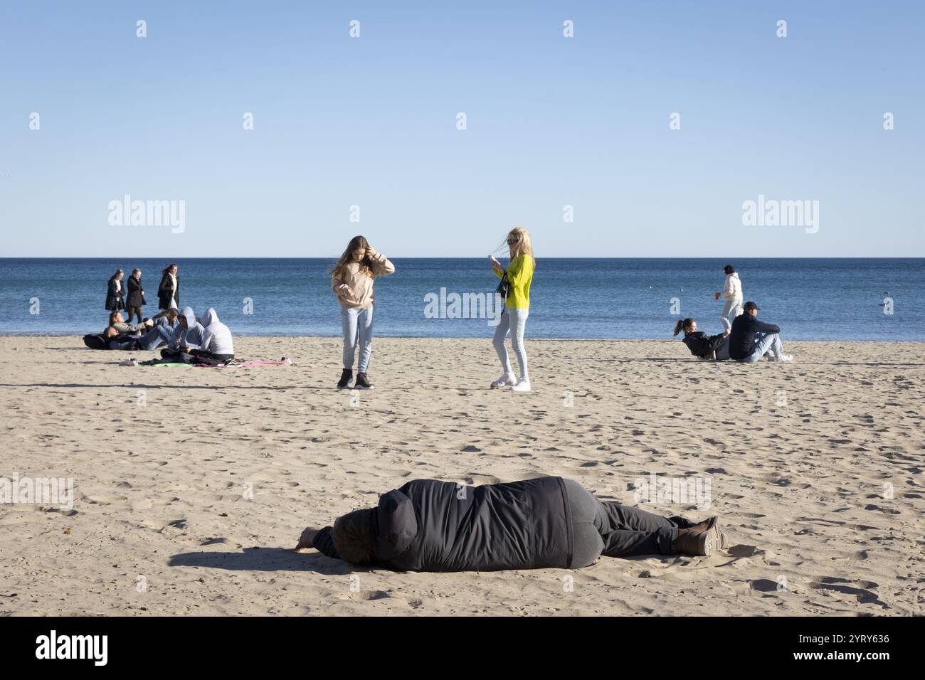 ALICANTE - A homeless man takes a nap on the beach. ANP/HH HENRIETTE ...