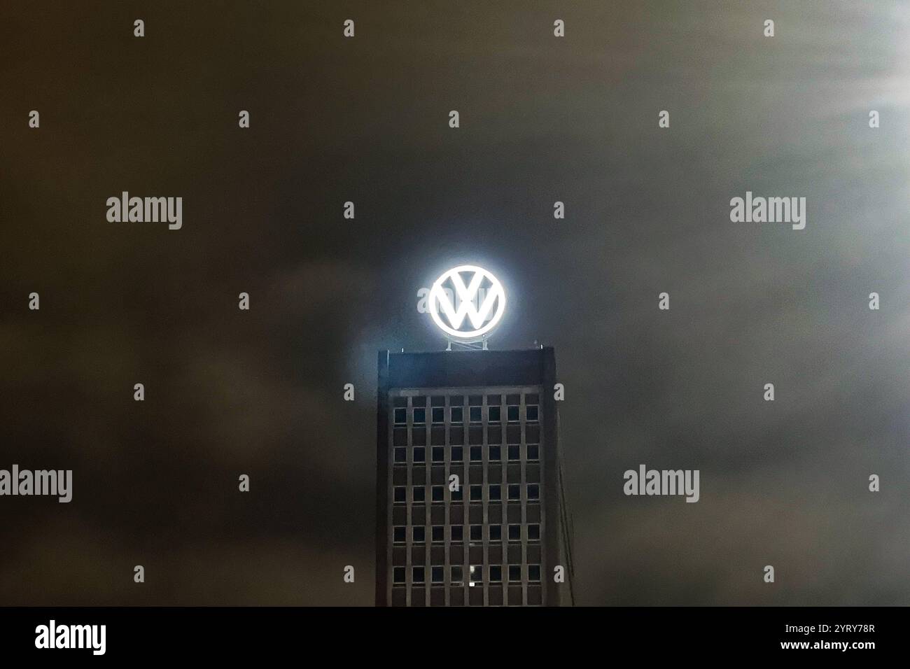 VW Volkswagen Werk Hauptzentrale Hochhaus am Abend in Wolfsburg *** VW ...